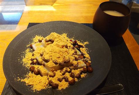 カトウex On Twitter 船橋屋 亀戸天神前本店 豆くず餅 飲むくず餅 これまでくず餅を食べた事がなかったけど、独特のいい香りがして、蜜と共に噛みしめるとちょうどいい甘みが感じられ