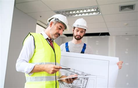 Premium Photo Construction Engineer With Foreman Worker Checking Construction Site