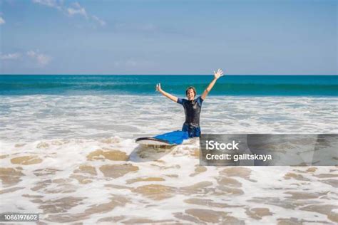남자는 그의 머리 위로 서핑 보드를 들고입니다 해변에서 머리에 서핑 보드와 잘생긴 남자 닫습니다 Hid 헤드에 서핑 보드를 들고 해변에서 웃 고 남자의 초상화 서핑 선수에