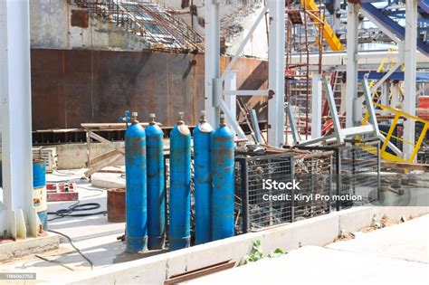 정유 공장의 용접용 액화 가스 산소 산소 공기 헬륨 아르곤이 있는 파란색 철금속 실린더 0명에 대한 스톡 사진 및 기타 이미지 0명 가솔린 가연성 Istock