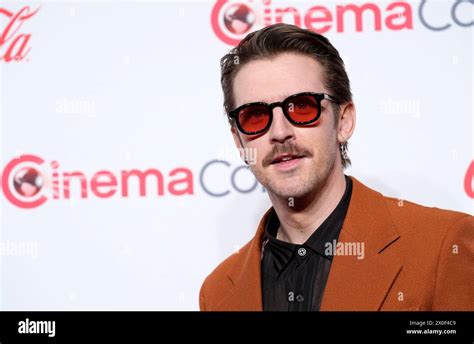 Dan Stevens Recipient Of The Award Of Excellent In Acting Poses At