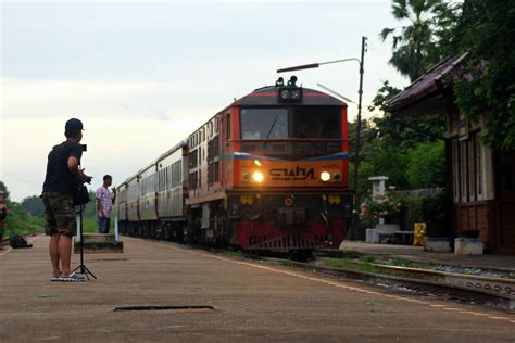 เฮ้ย รถไฟนี่หว่า อรุณสวัสดิ์ยามเช้าครับ อากาศยามเช้าน่าสดชื่น สถานีรถไฟ ศรีขรภูมิ แอดมะเขือ
