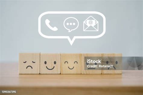 나무 큐브 블록에 이모티콘 문의와 함께 행복 한 미소 얼굴 아이콘에 대한 위의 기호는 서비스에 만족을 제공하기 위해 매우 감동 평가 고객 서비스 및 만족 개념 0명에 대한