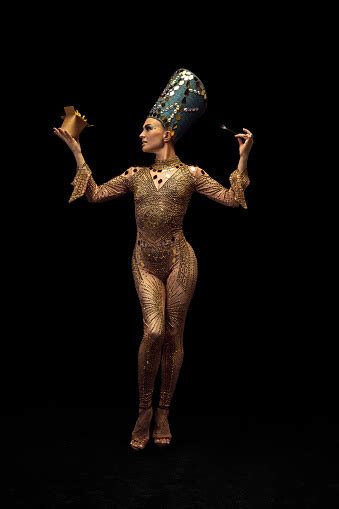 어두운 배경에 고립 된 현대 패스트 푸드를 시음 하는 예술 공연에서 네페르티티의 이미지에 젊은 아름 다운 여자 복고풍 스타일 시대의 비교 유머 개념 감자 요리에 대한 스톡