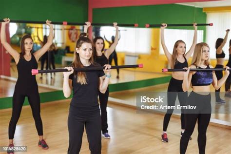 피트 니스 스포츠 교육 체육관 및 라이프 스타일 개념체육관에서 아가씨와 함께 밖으로 일 하는 여자의 그룹 가냘픈에 대한 스톡 사진 및 기타 이미지 Istock