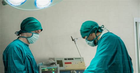 수술 환자와 간호사가 있는 수술 의료 건강 장비 응급 의학 치료 클리닉 개념으로 병원 수술실에서 일하는 전문 외과 의사 팀워크 사람 사진 Unsplash의 외과 의사 이미지