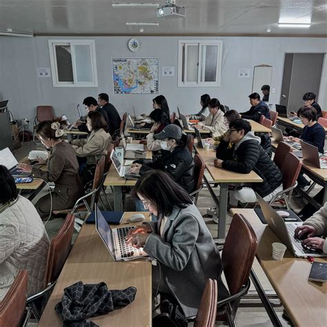 소상공인대학 👏 ️ 소상공인이 마케팅을 꼭 배워야 하는 이유 1️⃣ 경쟁력 확보 요즘 소비자는 선택의 폭이 넓어졌습니다 경쟁 업체와 차별화된 매력 포인트를 보여주려면