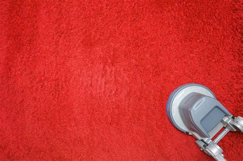 빨간색 얽히고 설킨 카펫에 전문적으로 디스크 기계 거품 및 칫솔질 장비 일반 또는 일반 정리 상업 청소 회사 공간을 복사합니다 텍스트 또는 로고가 비어 있는 장소입니다 맨