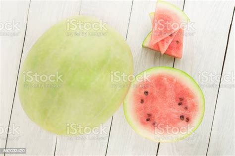 3 조각 전체 신선한 익은 수 박과 한 옆에 오래 된 목조 소박한 흰색 테이블에 수 박의 절반 0명에 대한 스톡 사진 및 기타 이미지 Istock