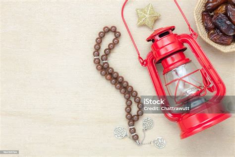 테이블 장식 라마단 카림 휴일 백그라운드의 상위 뷰 공중 이미지 나무 바구니 갈색 묵 레드 랜 턴와 평면 위치 날짜입니다 할랄 식사에 대 한 설정 금식 의무 나무에 이슬람