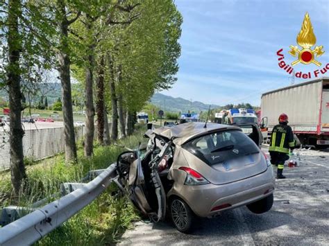 Vicenza Incidente Sulla Provinciale Auto Contro Camion Muore Una
