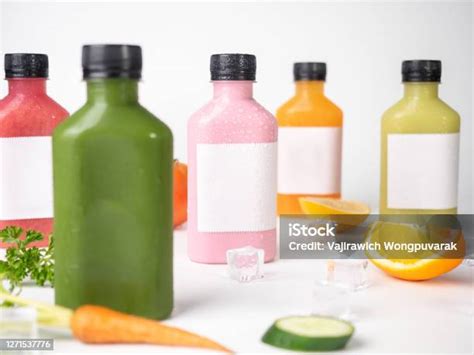 빈 로고 라벨이있는 플라스틱 병 용기에 많은 파스텔 색상 음료 스튜디오 배경에 많은 야채와 과일 스무디 주스를 혼합 주스에 대한 스톡 사진 및 기타 이미지 Istock