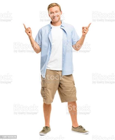스튜디오에서 혼자 서서 위쪽을 가리키는 잘 생긴 젊은 남자의 전체 길이 샷 25 29세에 대한 스톡 사진 및 기타 이미지 25 29세 30 39세 가리키기 Istock