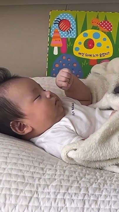 한손을 들고 자는 아기 Youtube