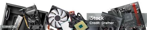 최신 데스크톱 컴퓨터를 위한 부품 구성 요소의 넓은 배너입니다 메인 보드 전원 공급 장치 Ram Ssd 하드 디스크 Cpu 쿨러 그래픽 카드와 미디 타워 Pc 케이스 격리