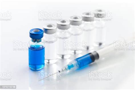 다른 약의 선 앞에 주사기와 유리 유리 바이알에 더 나은 의학 블루 의학 0명에 대한 스톡 사진 및 기타 이미지 0명 개선 개체 그룹 Istock