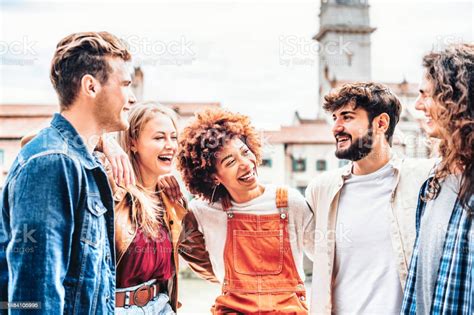 야외에서 함께 웃고 있는 청소년 다민족 친구들 여름 햇살에 서로를 껴안고 있는 쾌활한 젊은 친구들 재미있고 즐거운 청소년 청소년 도시에 대한 스톡 사진 및 기타 이미지