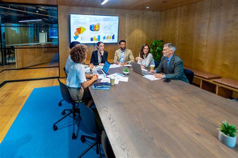 다양한 그룹의 사람들이 비즈니스 프레젠테이션 또는 세미나의 회의실 테이블에서 만나고 작업합니다 경영자에 대한 스톡 사진 및 기타 이미지 Istock