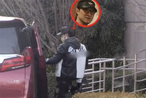 汪峰带女儿醒醒现身月子中心，手捧鲜花探望章子怡超有心天黑