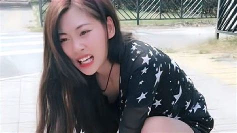 最近这位妹子火了，高跟鞋卡在井盖里，接下来一幕把我笑抽了！搞笑恶搞整蛊好看视频