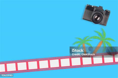 오래 된 빈티지 카메라 야자수와 필름 스트립 근처 사진을 위한 파란색 테이블에 색종이의 잘라 평면도 여행 컨셉 텍스트의 공간 복사 개인 장식품에 대한 스톡 사진 및 기타