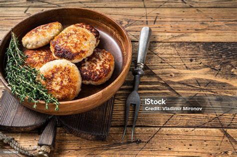 나무 접시에 구운 생선 커틀릿 이나 패티 나무 배경 맨 위 보기입니다 복사 공간 고기에 대한 스톡 사진 및 기타 이미지 고기