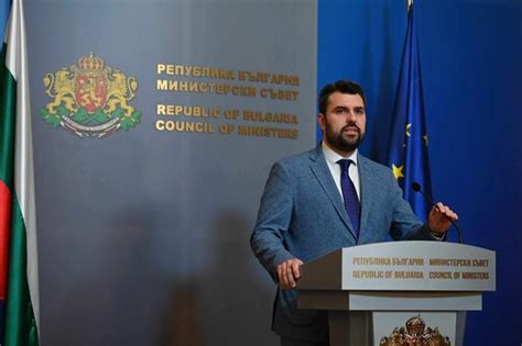 Георг Георгиев Днес очакваме девет българи да отплават от Санторини 27 са отказали да напуснат