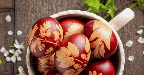 그릇에 허브 패턴이 있는 양파 껍질로 염색한 부활절 달걀 상위 뷰 사진 Unsplash의 음식 이미지