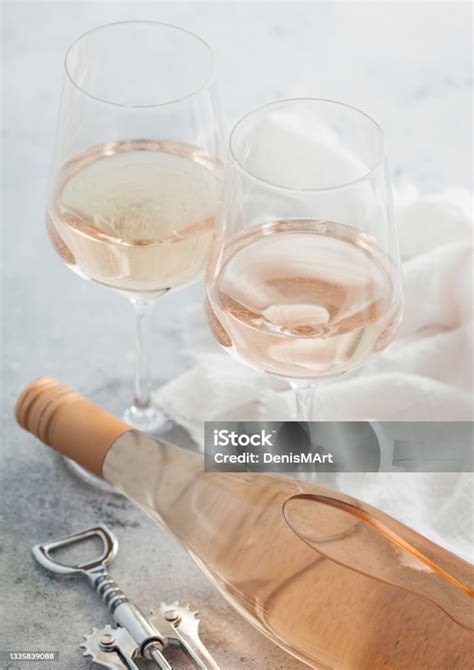 크리스탈 안경 2개와 핑크 로즈 홈메이드 와인 한 병 밝은 배경에 강철 코르크 나사 0명에 대한 스톡 사진 및 기타 이미지 0명 레스토랑 마실 것 Istock