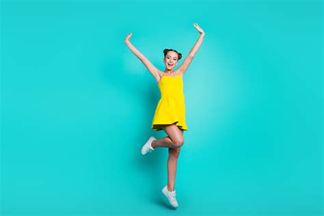 좋은 귀여운 명랑 긍정적인 다행 유행 매력적인 매력적인 여자의 머리만 두 짧은 드레스 춤 손을 위로 녹색 청록색 배경에 고립 된 전체 길이 몸 크기 춤에 대한 스톡 사진 및