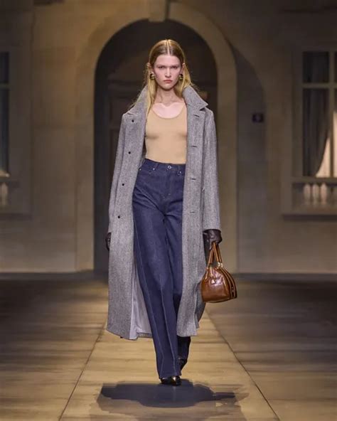 Самые модные джинсы осени 2024 как выглядят где купить и с чем носить