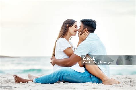 키스 커플 해변 사랑 행복한 신혼 여행 여행과 여름이 함께 해변에서 휴식을 취합니다 낭만적 인 남자 미소 짓는 여자와 젊은 사람들이 바다 휴가 친밀한 휴가와 양질의 시간