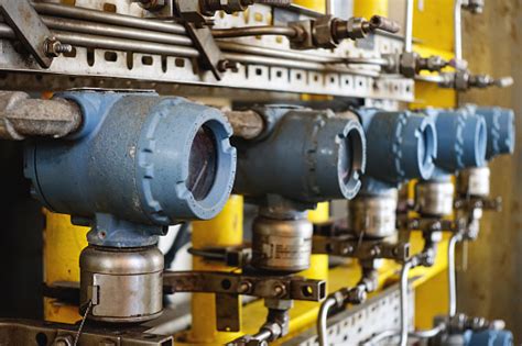 석유 및 가스 공정의 측정 및 모니터링 데이터를 위한 압력 트랜스미터 및 온도 트랜스미터 건축물에 대한 스톡 사진 및 기타 이미지 건축물 게이트 계기판 측정기