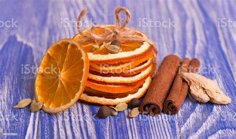 슬라이스 오렌지 계 피 생강 카 다 몬 파란 나무 배경에 건조 향기로운 향료 크리스마스 훈장 0명에 대한 스톡 사진 및 기타 이미지 Istock