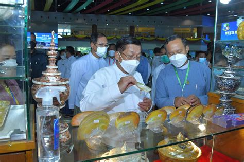 နိုင်ငံတော်စီမံအုပ်ချုပ်ရေးကောင်စီဥက္ကဋ္ဌ နိုင်ငံတော်ဝန်ကြီးချုပ် ဗိုလ်ချုပ်မှူးကြီး မင်းအောင်လ