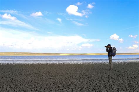일몰에 자연과 함께 사진을 찍는 여행 사진 작가 카메라로 호수 집중주의 자연 하늘보기와 호수 자연 사진 편안한 개념 경관에 대한 스톡 사진 및 기타 이미지 Istock