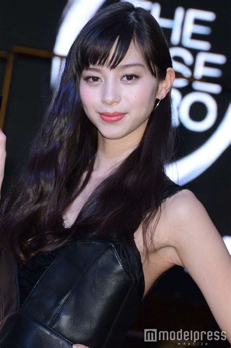 中条あやみ、美背中あらわなsexyドレスで妖艶オーラ モデルプレス