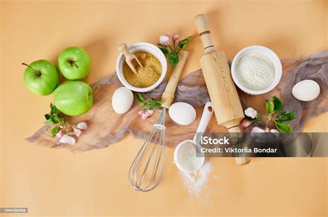 꽃과 사과 재료 파스텔 오렌지 배경에 생과자를 위한 주방 용품 봄 요리 테마가 있는 빵집 또는 요리 프레임 평면도 복사 공간 개념에 대한 스톡 사진 및 기타 이미지 Istock