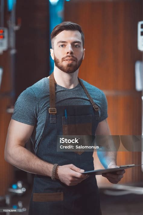 양조장의 통 속에서 손에 태블릿이 있는 앞치마가 있는 젊은 잘생긴 브루어 Ale에 대한 스톡 사진 및 기타 이미지 Ale 경영자 공예 Istock