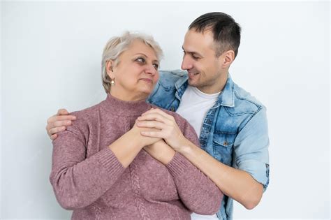 Mère Et Fils Adulte Ensemble Fils Donnant Un Baiser à Sa Mère Photo