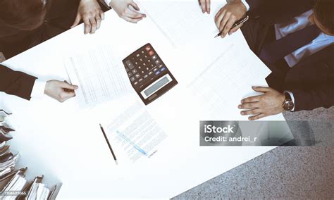 회의에서 비즈니스 사람들 위에서 볼 수 있습니다 부기장 또는 재무 관리자 작성 보고서 계산 또는 잔액 확인 개념에 대한 스톡 사진 및 기타 이미지 Istock
