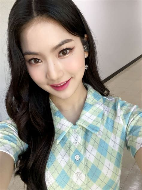 Stayc 스테이씨 On Twitter We Run The World Girl Group Kpop Girl Groups