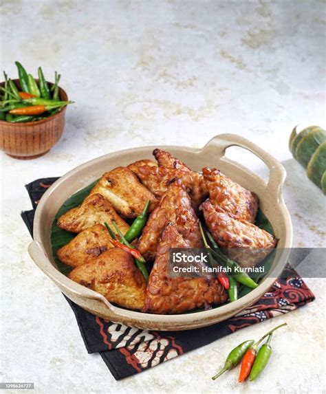 인도네시아 전통 음식 요야카르타와 중앙 자바의 템페 타후 바셈 템페에 대한 스톡 사진 및 기타 이미지 템페 0명 굽기 Istock