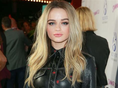 Joey King Cute Scrolller