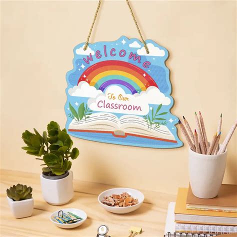 학교로 돌아가는 것을 환영합니다 문 걸이 학교 첫날 교사 교실 표지판 수제 Bowknot And 펜으로 만든 나무 학교 버스 문 표지판 학생의 감사 선물 아이디어 파티오