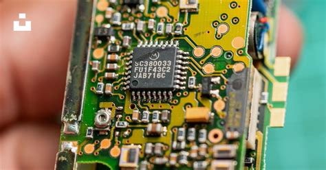 작은 전자 기기를 들고 있는 사람의 클로즈업 사진 Unsplash의 무료 인쇄 회로 기판 이미지