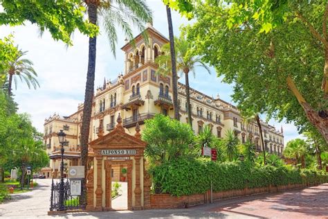 O Hotel Alfonso Xiii Continua Sendo Um Marco Cultural Icônico Em Sevilha Foto Premium