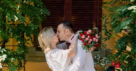 아름다운 사랑스러운 성숙한 키스 커플 우아한 옷을 입은 남자와 여자 얼굴을 맞대고 서서 서로를 껴안고 아름다운 구시가지에서 산책을 즐긴다 사진 Unsplash의 공생 이미지