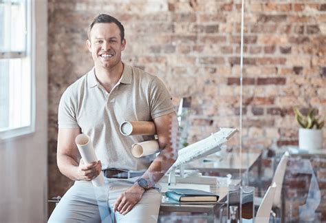 건축가 설계 및 청사진은 건설 현장 계획과 함께 사무실 건물 회사에서 일하는 엔지니어 사업가와 함께 합니다 디자이너 엔지니어링 및 문서 직원 및 건축 프로젝트 건축가에 대한