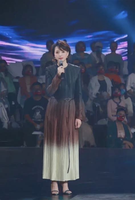 主持张泽群晒与周涛董卿朱军合照 感慨青春万岁上海热线娱乐频道